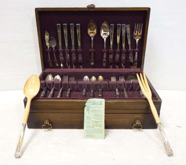 Silverplate silverset set in box, made in Prestige, includes: (16 ...