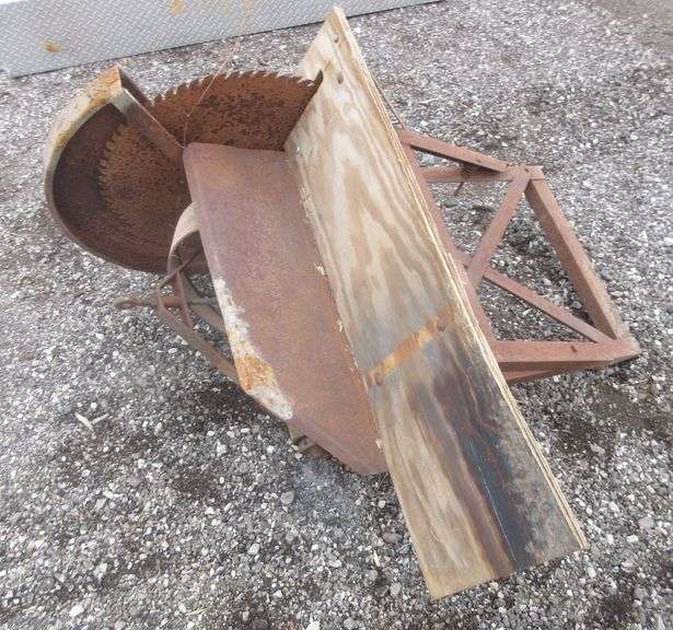 Buzz saw Ferguson 3-point, 45" x 55" x 32", solid - Albrecht Auction ...