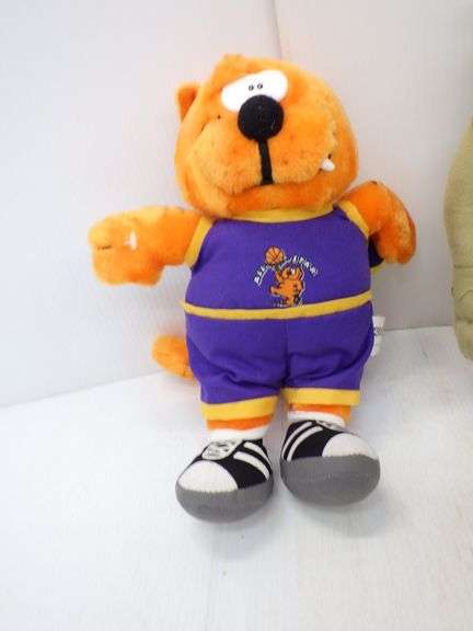 Various stuffed toys, includes: Heathcliff, Looney Tunes hanna Barbera ...