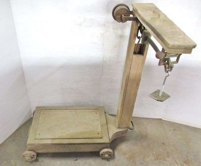 Antique platform scale, main weight is not original, works well ...