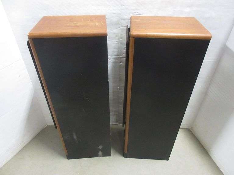 Pair of classic floor standing advent heritage speaker, 38"H, cases are ...