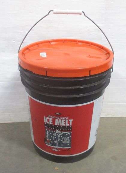 Road Runner ice melt rock salt, full bucket - Albrecht Auction Service