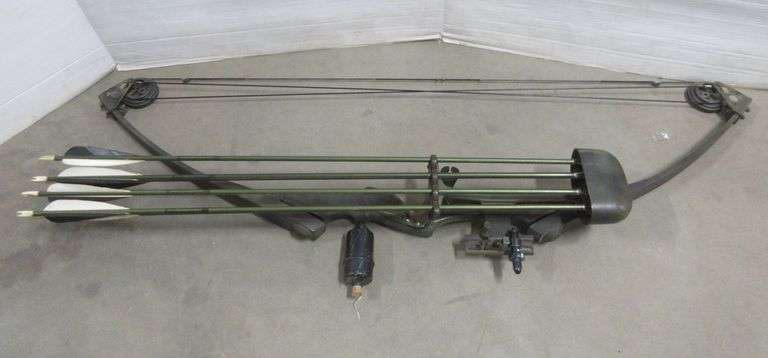 Old compound bow with arrows, used - Albrecht Auction Service