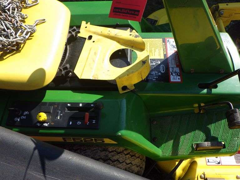 John Deere F525, rus and works well, has new battery and new deck belts ...