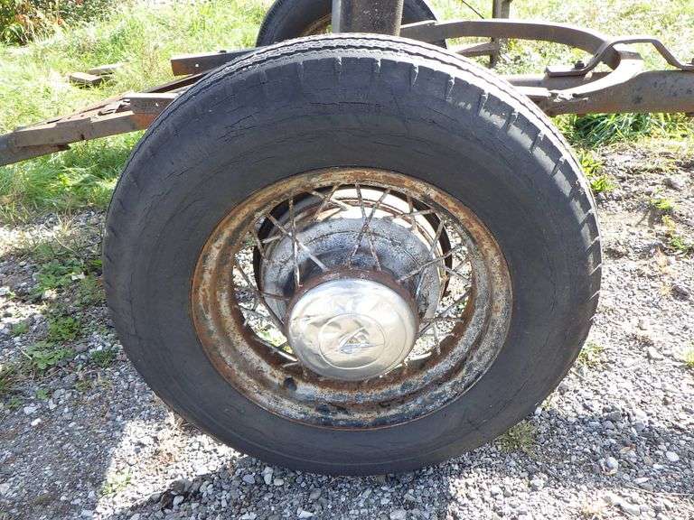 Farm trailer/running gear, 66" x 90", extendable to 114", left rear ...