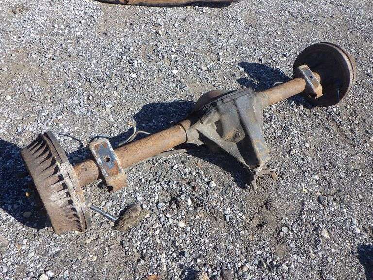 2000 Chevy S-10 rear end, good - Albrecht Auction Service
