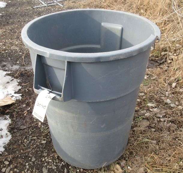 55-Gallon Rubbermaid trash can, has crack on lip - Albrecht Auction Service