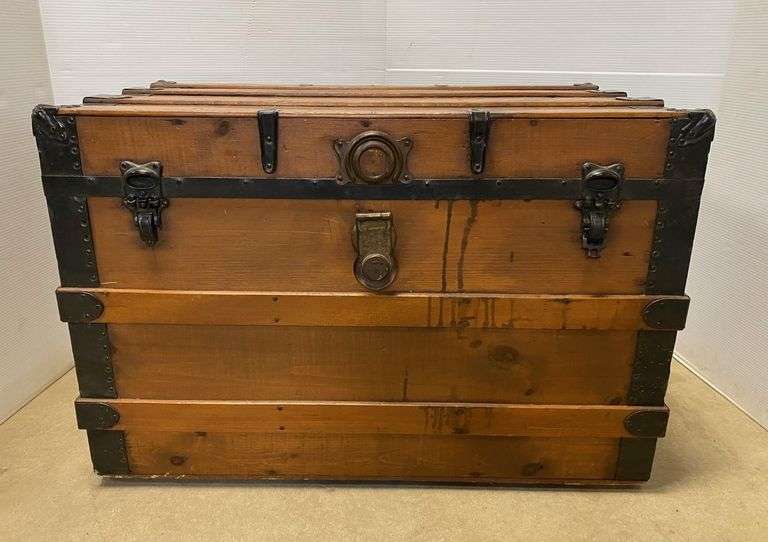 Antique trunk with tray, 32"W x 18"D x 21"H, nice - Albrecht Auction ...