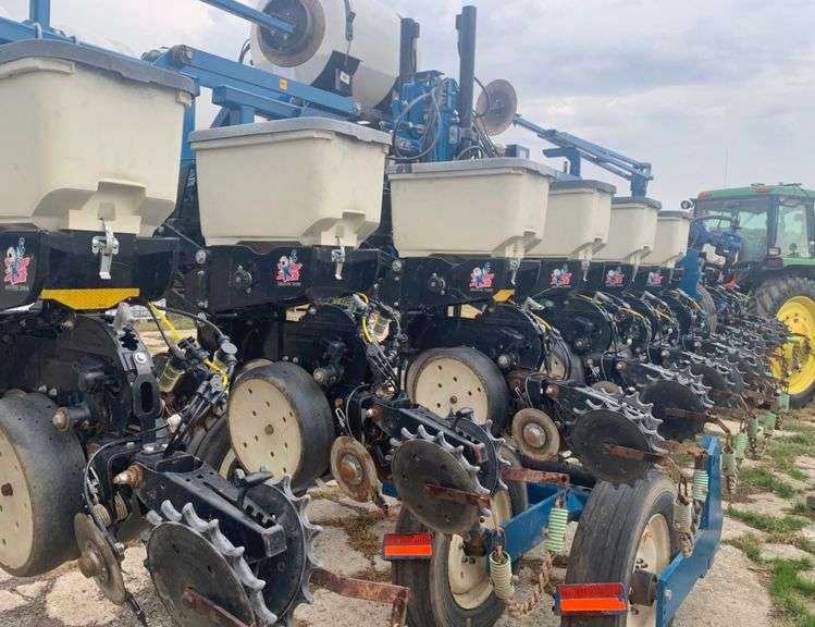 Kinze 3600 Corn Planter, Furrow Jet 2 In-Furrow System, Precision ...