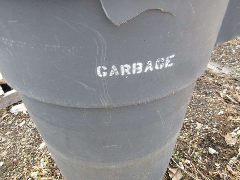 55-Gallon Rubbermaid trash can, has crack on lip - Albrecht Auction Service