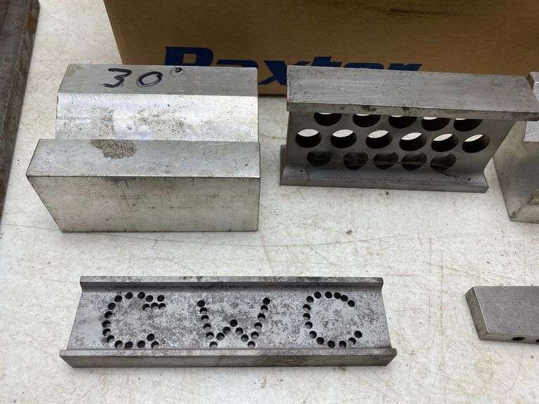 Box containing machinist parallels and V-Blocks - Albrecht Auction Service