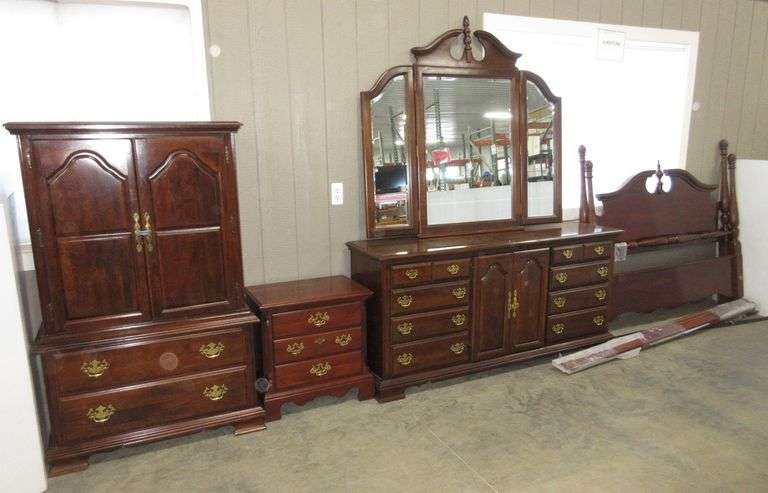 Queen bedroom set, includes: bed rails, headboard, footboard, chest ...