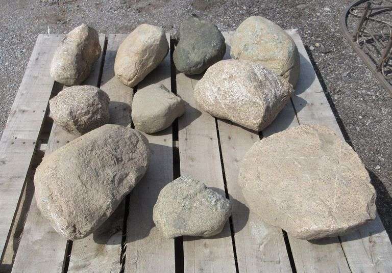 Pallet of landscape rocks - Albrecht Auction Service