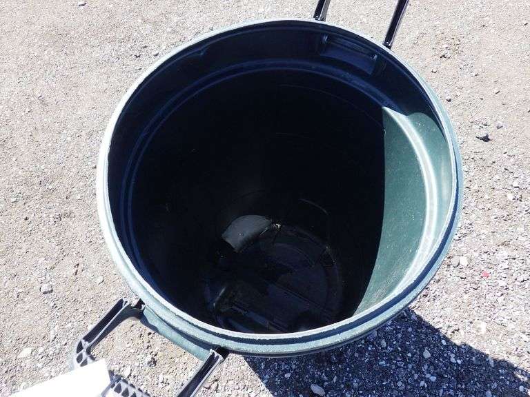Rubbermaid garbage can with lid, some wear, small crack in bottom ...