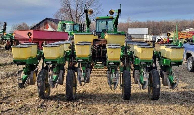 John Deere 7000 Planter, 18-30", Row Dry Fertilizer Martin Row Cleaners ...