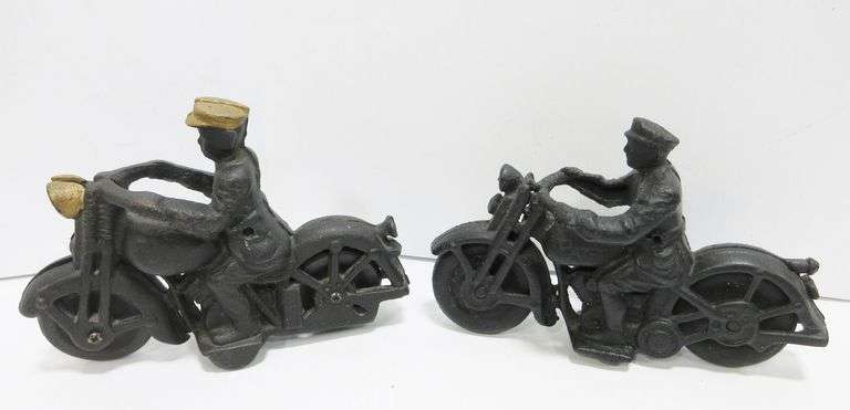 (2) Cast iron motorcycles, 6"L - Albrecht Auction Service