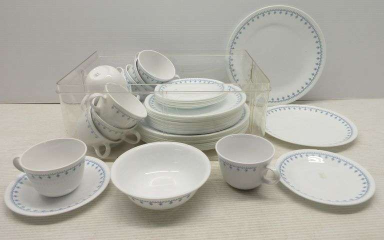 Corelle snowflake garland pattern dishes - Albrecht Auction Service