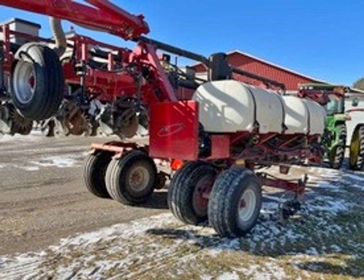 Case IH 1200 Early Riser 12-Row Planter, Pivot-Fold Row Cleaners ...