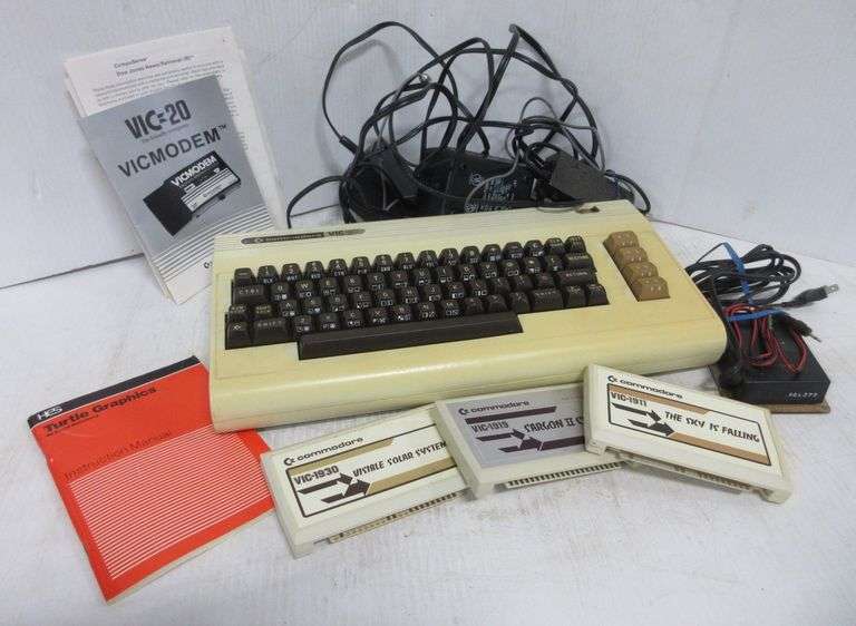 Older Commodore vic 20 computer gaming system - Albrecht Auction Service