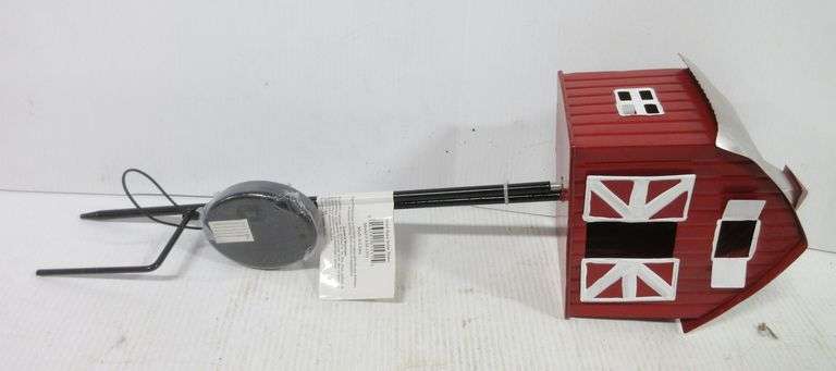 Metal red barn solar light on stake, new - Albrecht Auction Service