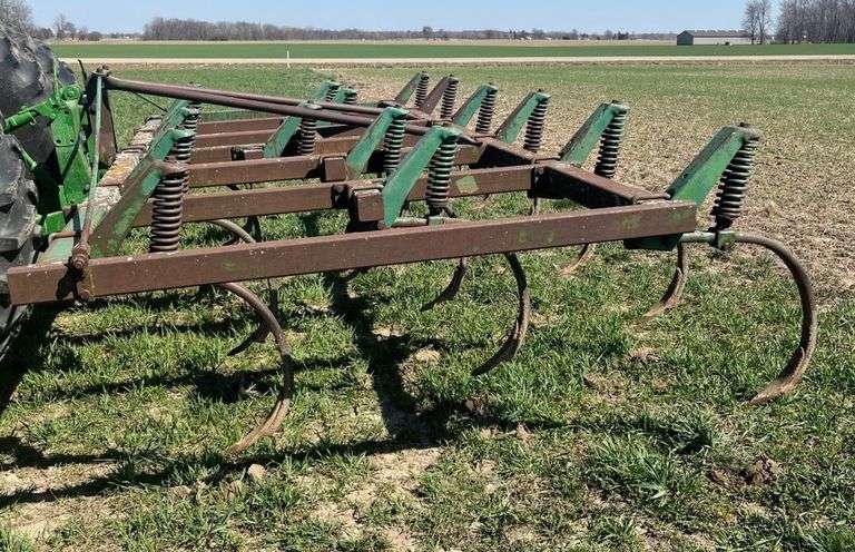 John Deere 1610 3-Point Hitch Mounted Chisel Plow, 16-Shank Convertible ...
