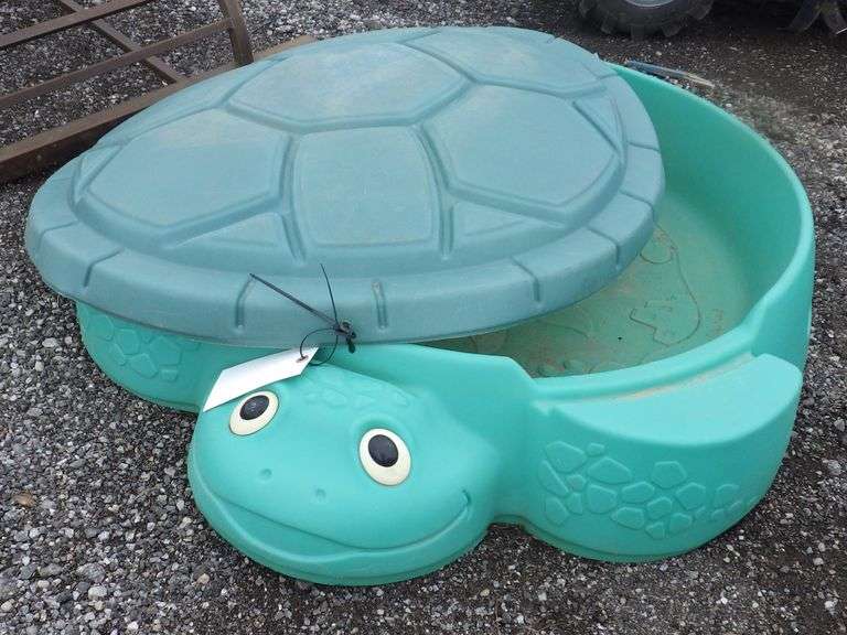 Little Tikes turtle sandbox with lid, good - Albrecht Auction Service