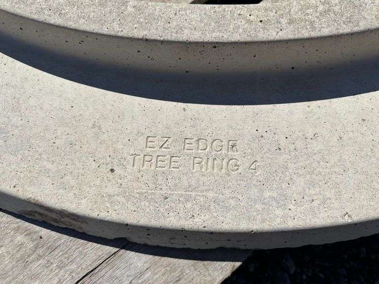 Concrete tree surround, 3' - Albrecht Auction Service