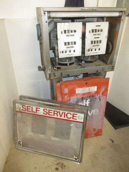 Early 1970s Gas Pump - Albrecht Auction Service