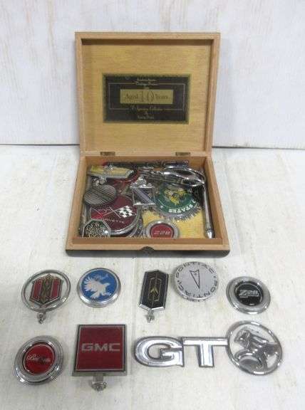 Box full of assorted GM badges - Albrecht Auction Service