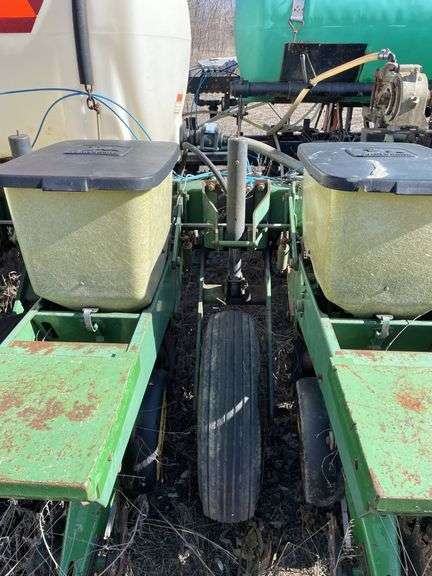 John Deere 7000 8-Row No-Till Corn Planter, Liquid Fertilizer, Row ...