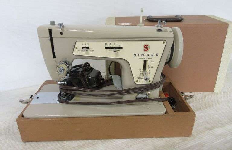 Portable Singer sewing machine with manual, working - Albrecht Auction ...