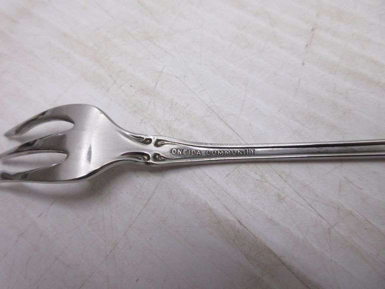 Oneida Community set, includes: (15) Knives, (15) Salad forks, (15 ...