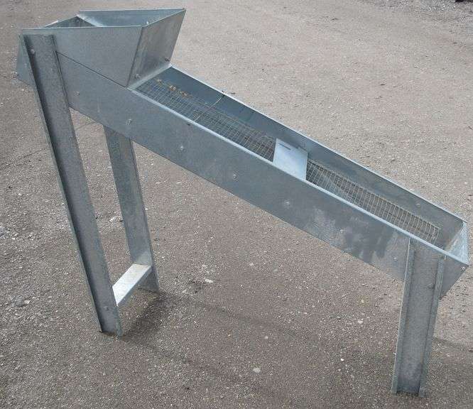 Corn sifter, 10" x 5" x 39", in great condition - Albrecht Auction Service