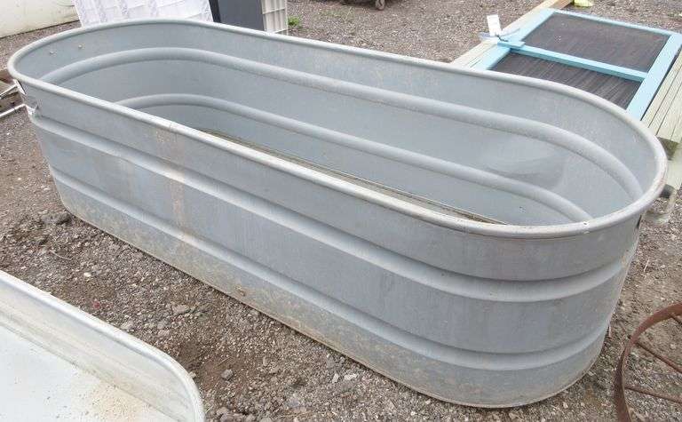 300-Gallon water tank trough, in excellent condition - Albrecht Auction ...