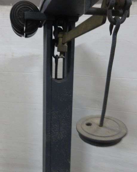 Howe Scale Co. platform scale and weights - Albrecht Auction Service