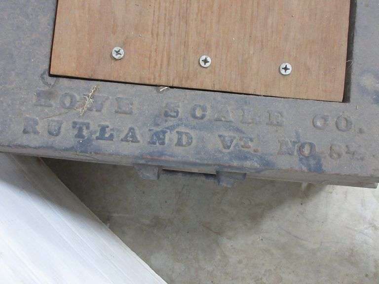 Howe Scale Co. platform scale and weights - Albrecht Auction Service