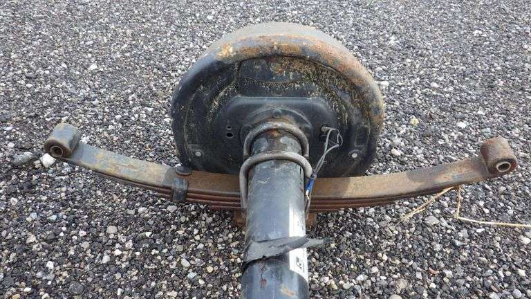 8-Lug trailer axle with brakes, used - Albrecht Auction Service