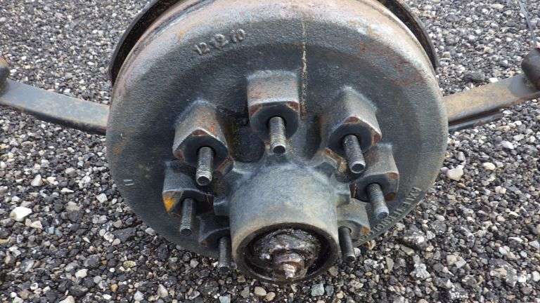 8-Lug trailer axle with brakes, used - Albrecht Auction Service