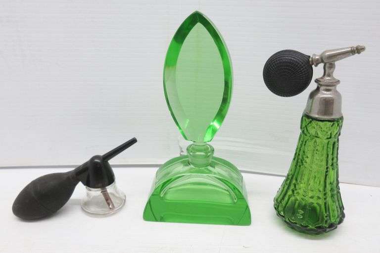 DeVilbiss Jr., atomizer glass and rubber; Green glass/rubber atomizer ...