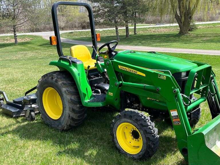 2013 John Deere 3038E compact utility tractor, comes with 305 front end ...