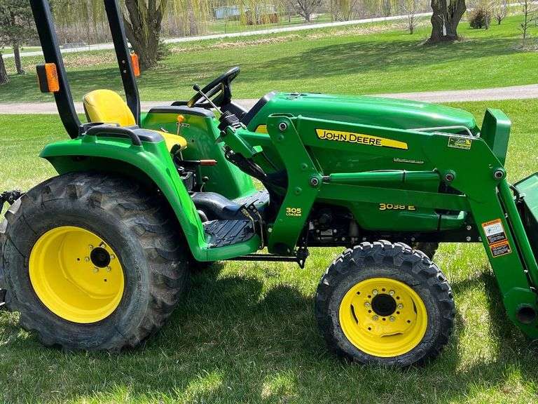 2013 John Deere 3038E compact utility tractor, comes with 305 front end loader and 72" mower ...