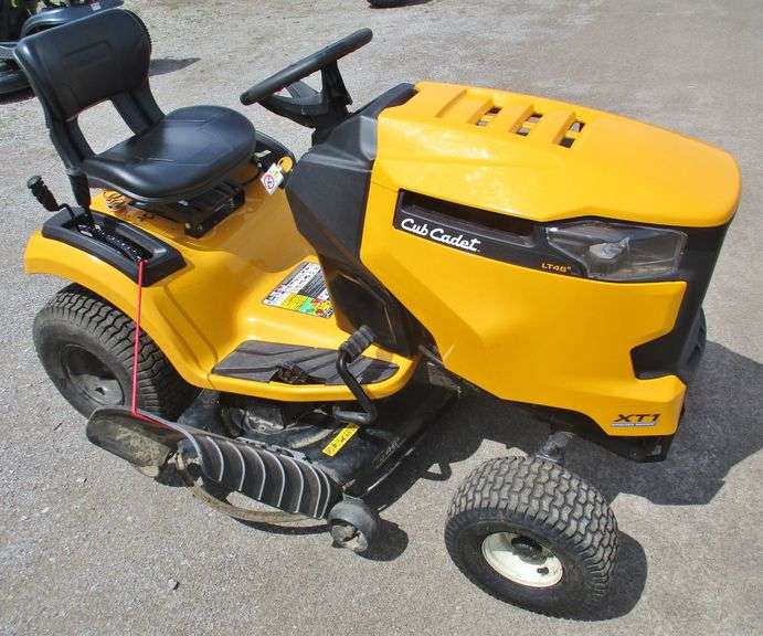 Cub Cadet XT1 LT46, runs, drives, and cuts - Albrecht Auction Service