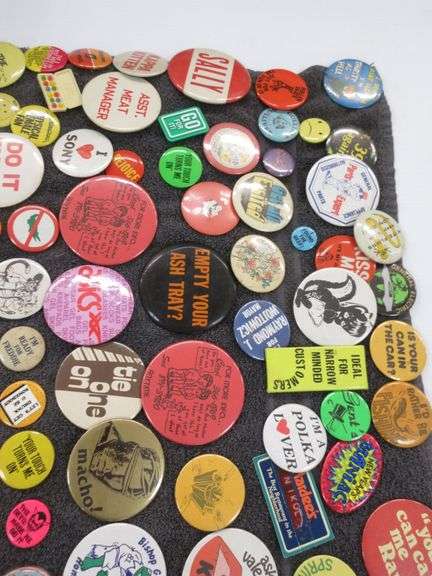 Over (100) Older pop culture buttons - Albrecht Auction Service