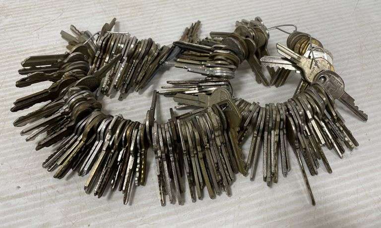 (2) Bundles of mixed keys - Albrecht Auction Service