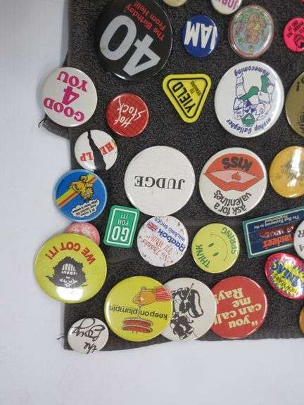 Over (100) Older pop culture buttons - Albrecht Auction Service