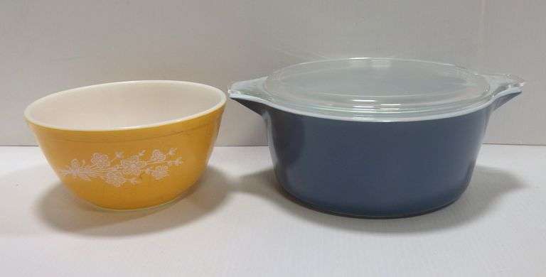 (2) Post 1970s Pyrex bowls, marked "For oven and microwave, No stovetop ...