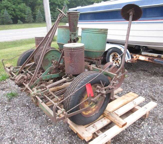 John Deere 2-row planter, believed to be a 290, has fertilizer hoppers ...