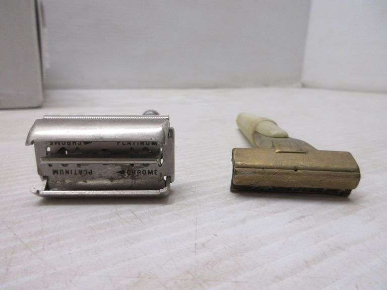 (12) Vintage safety razors, 1960's and 1970's - Albrecht Auction Service