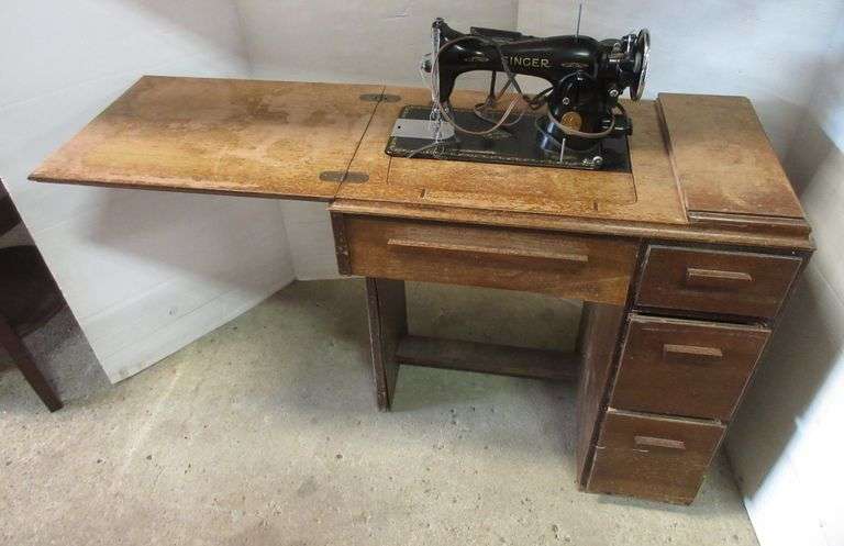 1940 Singer sewing machine, comes with variety of vintage accessories ...