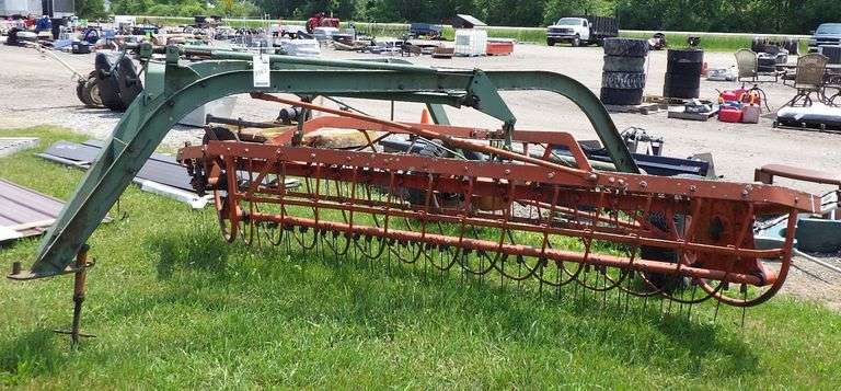 New Idea hay rake - Albrecht Auction Service